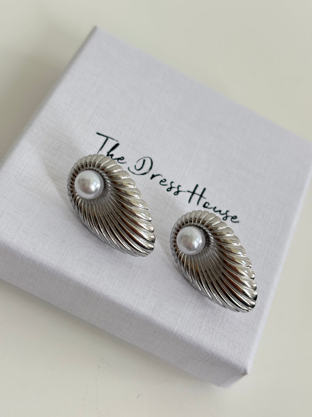 Kira - Silver Pearl Earring – The Dress House
