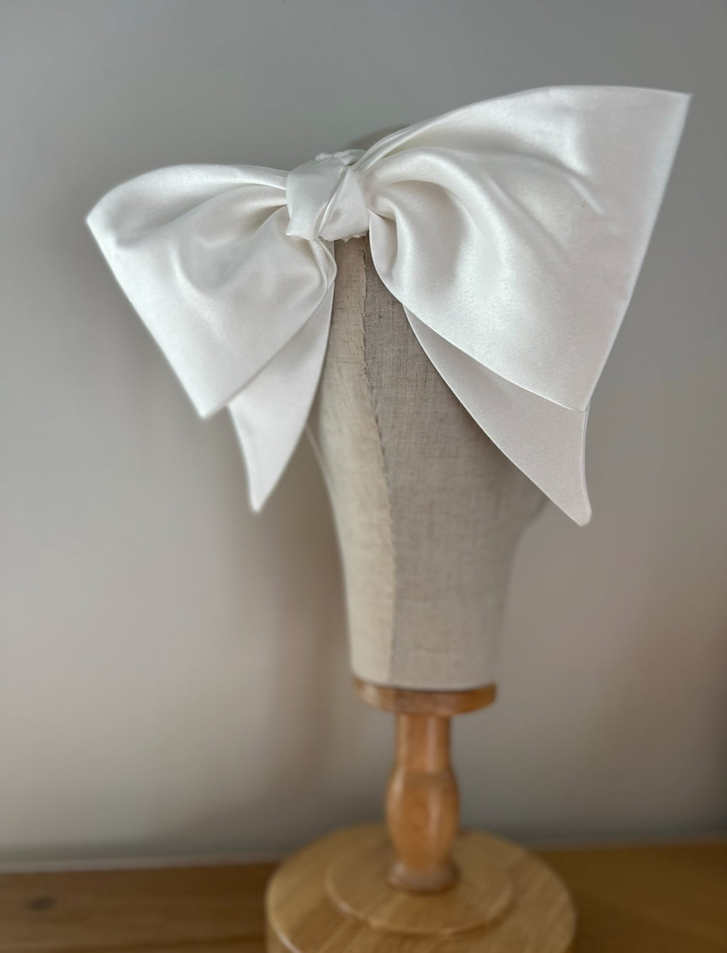Lydia - Ivory Hair Bow – The Dress House